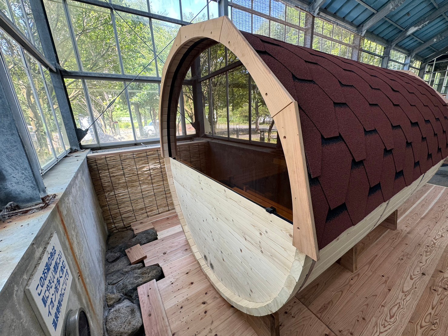 熊本県の温浴施設のバレルサウナへストーブを導入 - ブロスサウナ